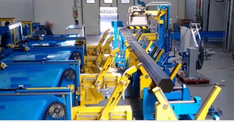 Steel tube packing line including bundle forming and bundle strapping ...