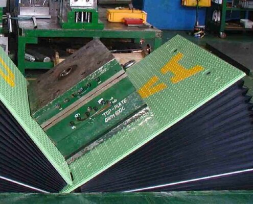 Mold turning machine to realize 180° turning of the mold - Thermo Wrapper